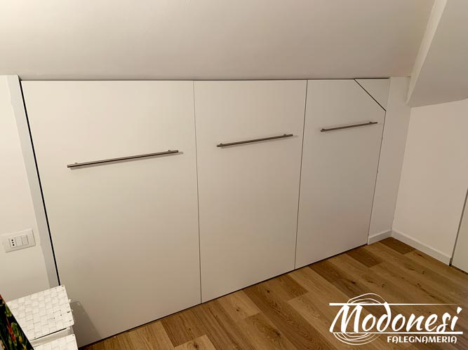 Armadio Sottotetto Milano con Carrelloni Estraibili