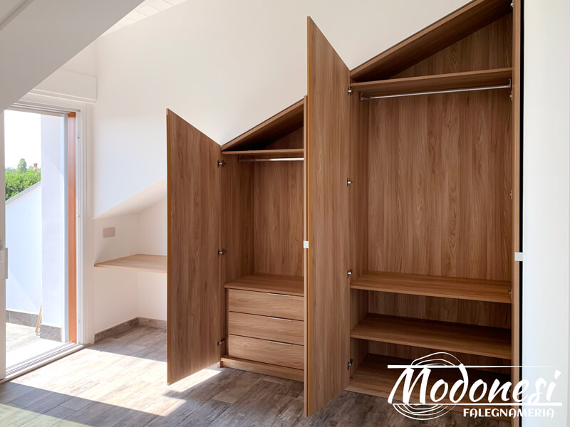 Armadio Mansarda con Taglio Inclinato in una Nicchia Milano
