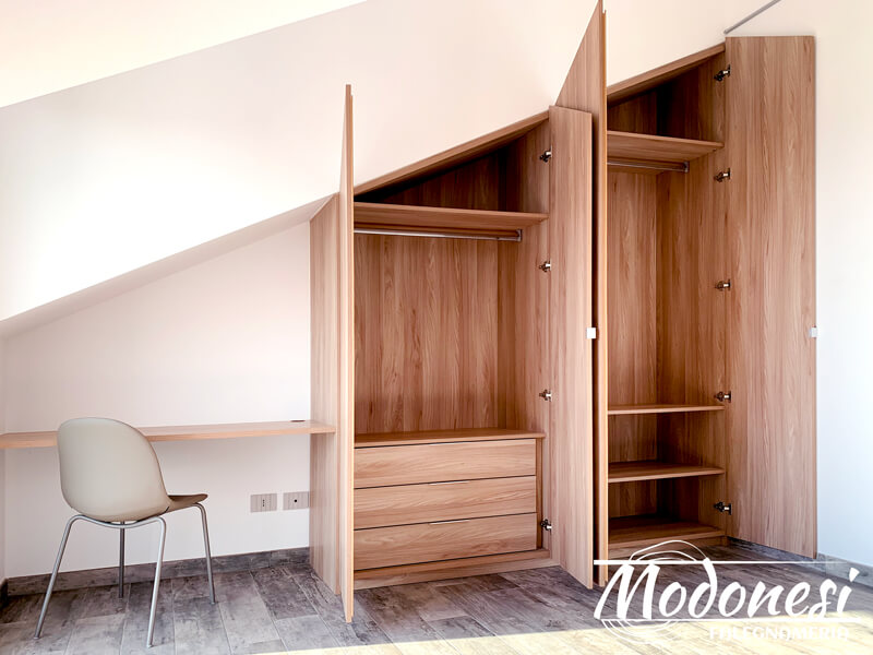 Armadio Mansarda con Taglio Inclinato in una Nicchia Milano