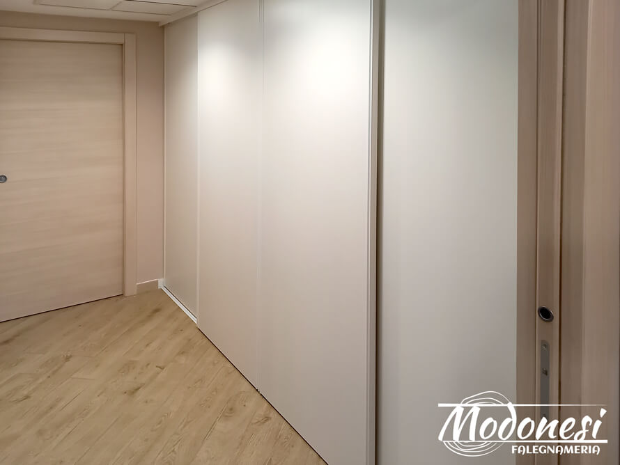 Ante Scorrevoli per una Nicchia in Corridoio a Milano