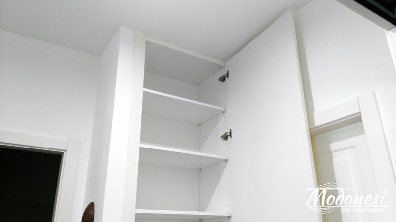 Mobili per nicchie realizzati in un appartamento ad Arese